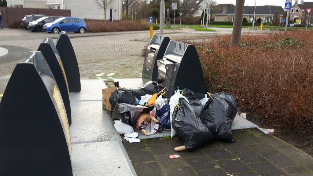 Vuilnis wordt naast volle containers gezet - Sliedrecht24