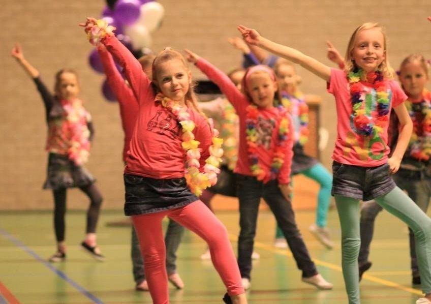 Demonstratie van dansgroepen Synergos - Sliedrecht24