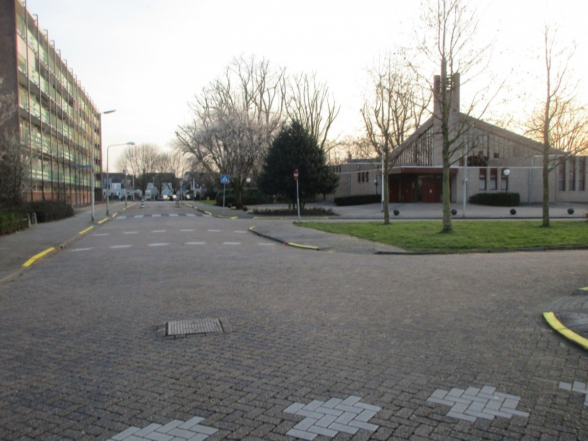 Kerk zette gele strepen en moet ze weghalen - Sliedrecht24