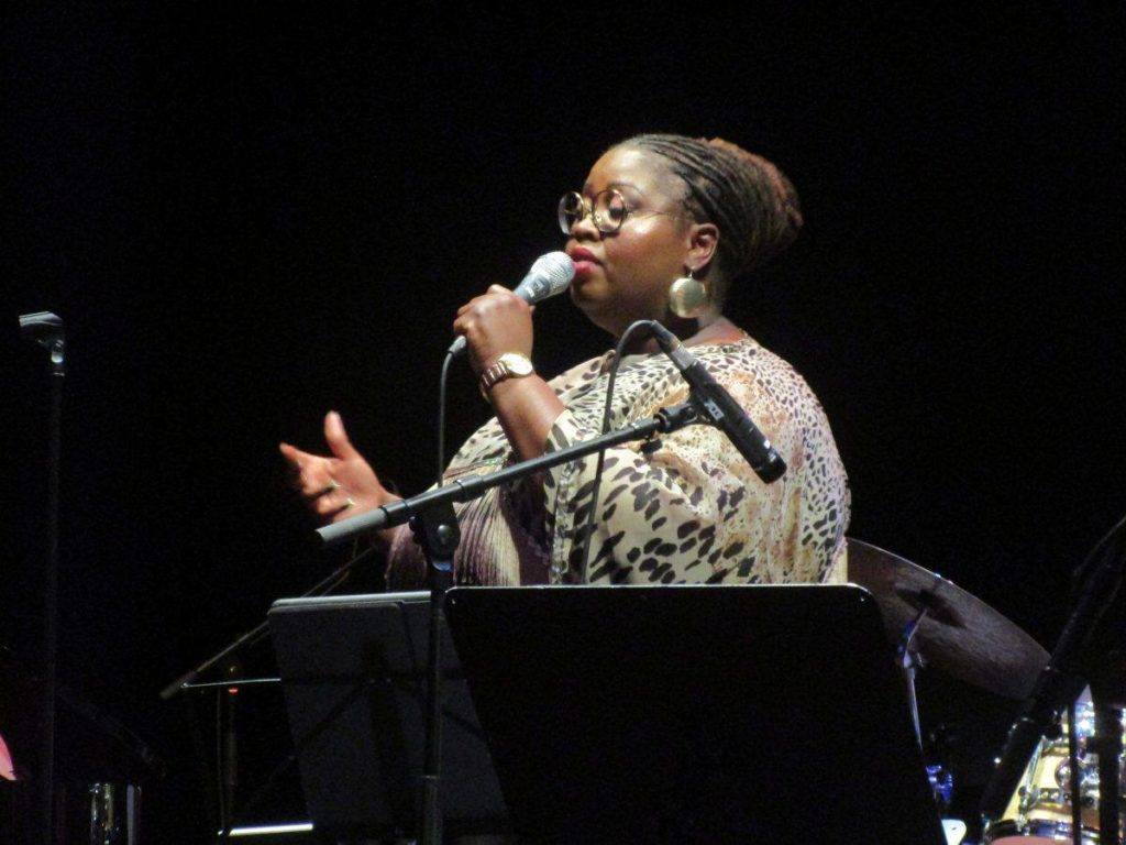 Volle zaal bij Bigband Blast en zangeres Shirma Rouse - Sliedrecht24
