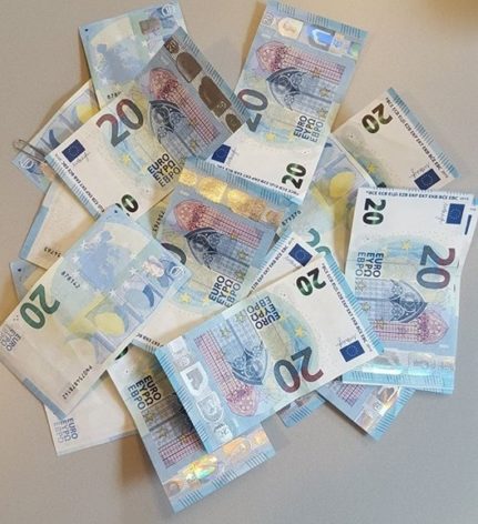 Tientallen valse briefjes van 20 euro ontdekt - Sliedrecht24