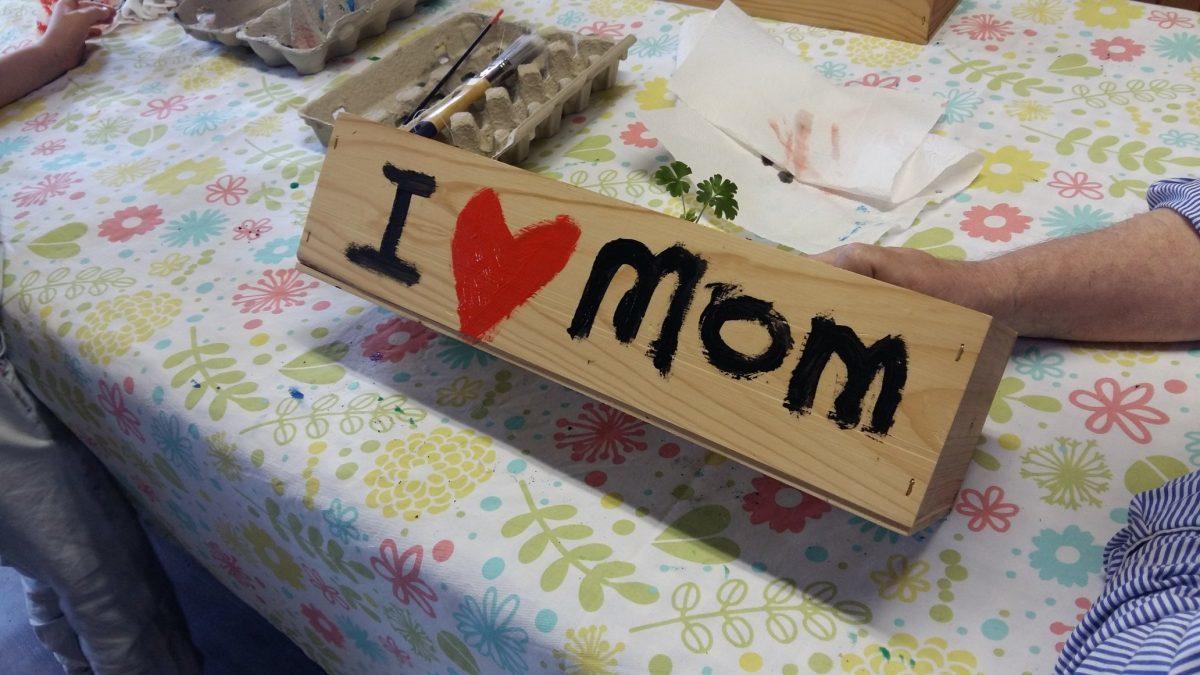 Kinderen knutselen bij Sociale Moestuin voor mama - Sliedrecht24