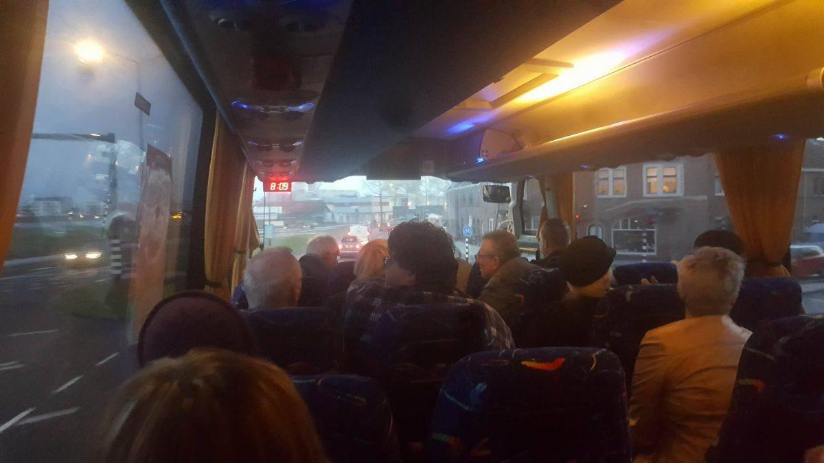 'Stop GenX'-bus onderweg naar provinciehuis - Sliedrecht24
