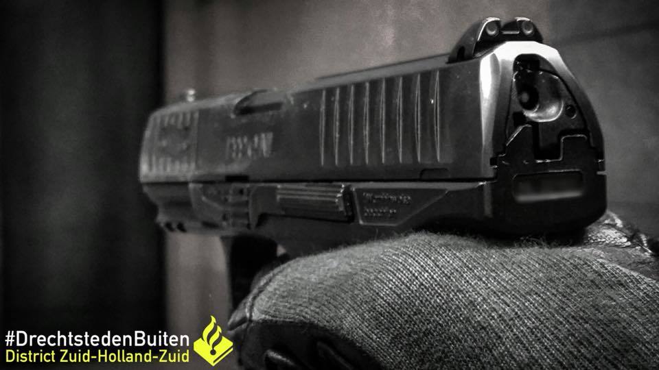 Man met vuurwapen in bus - Sliedrecht24