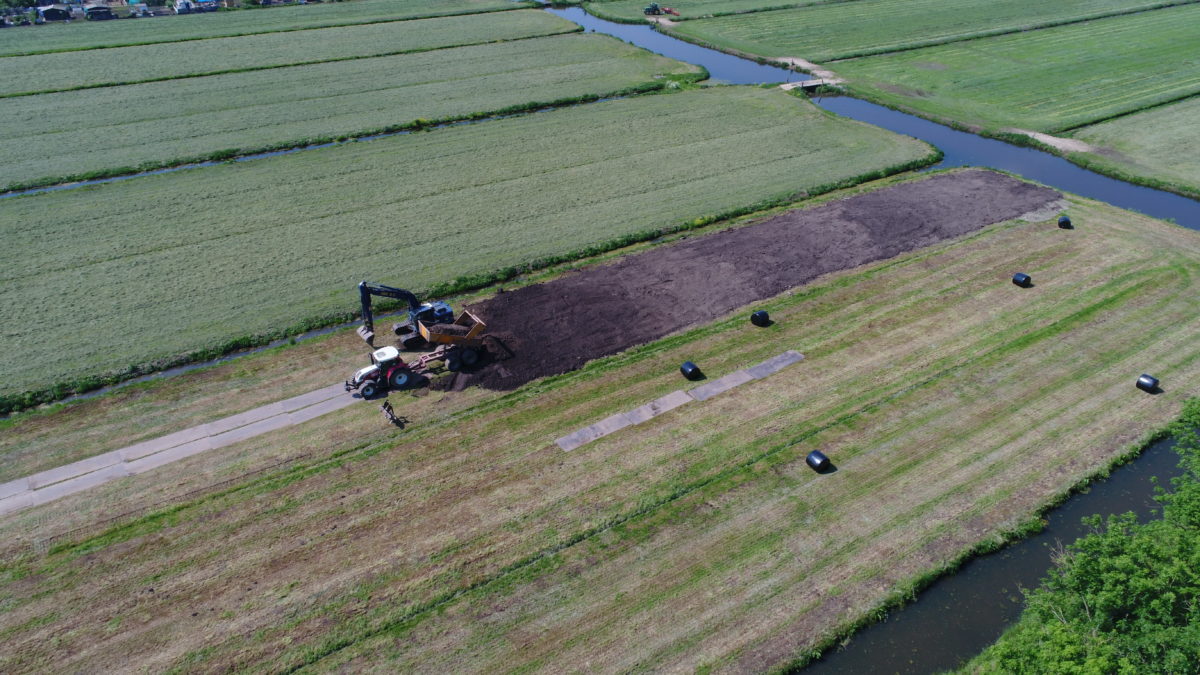 Vervuilde grond Matenaterrein gestort in Sliedrechtse polder - Sliedrecht24