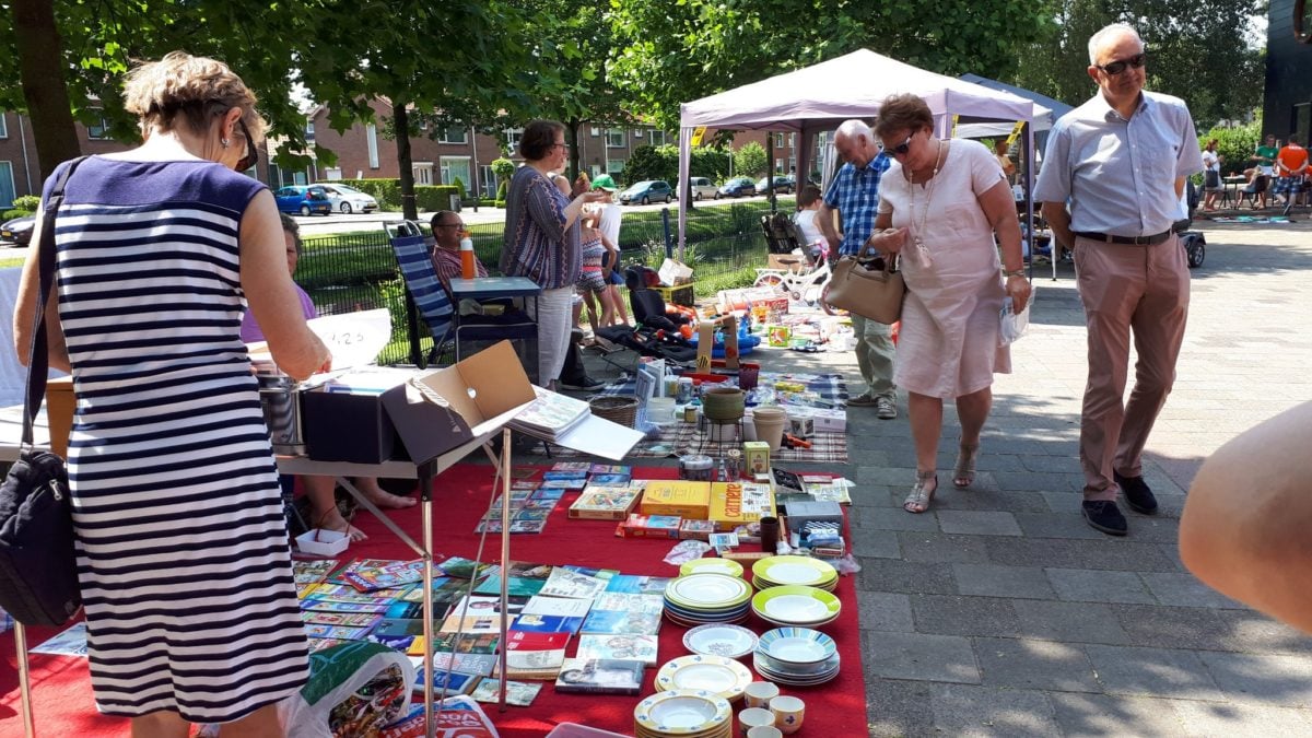Markt levert geld op voor jongerenreis kerk - Sliedrecht24