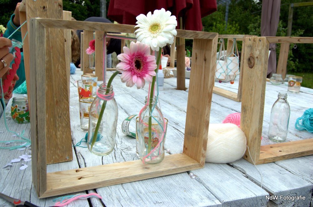 Kinderen knutselen voor hun moeder bij Sociale Moestuin - Sliedrecht24