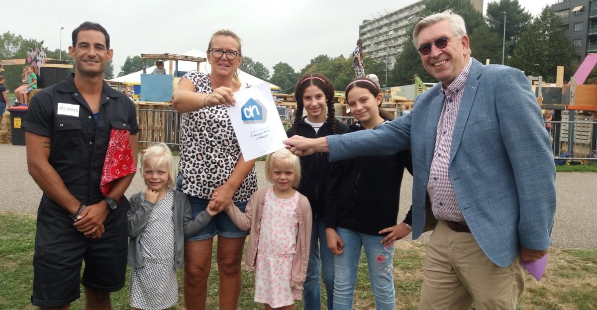 Albert Heijn Sliedrecht reikt cheque uit aan SOJS - Sliedrecht24