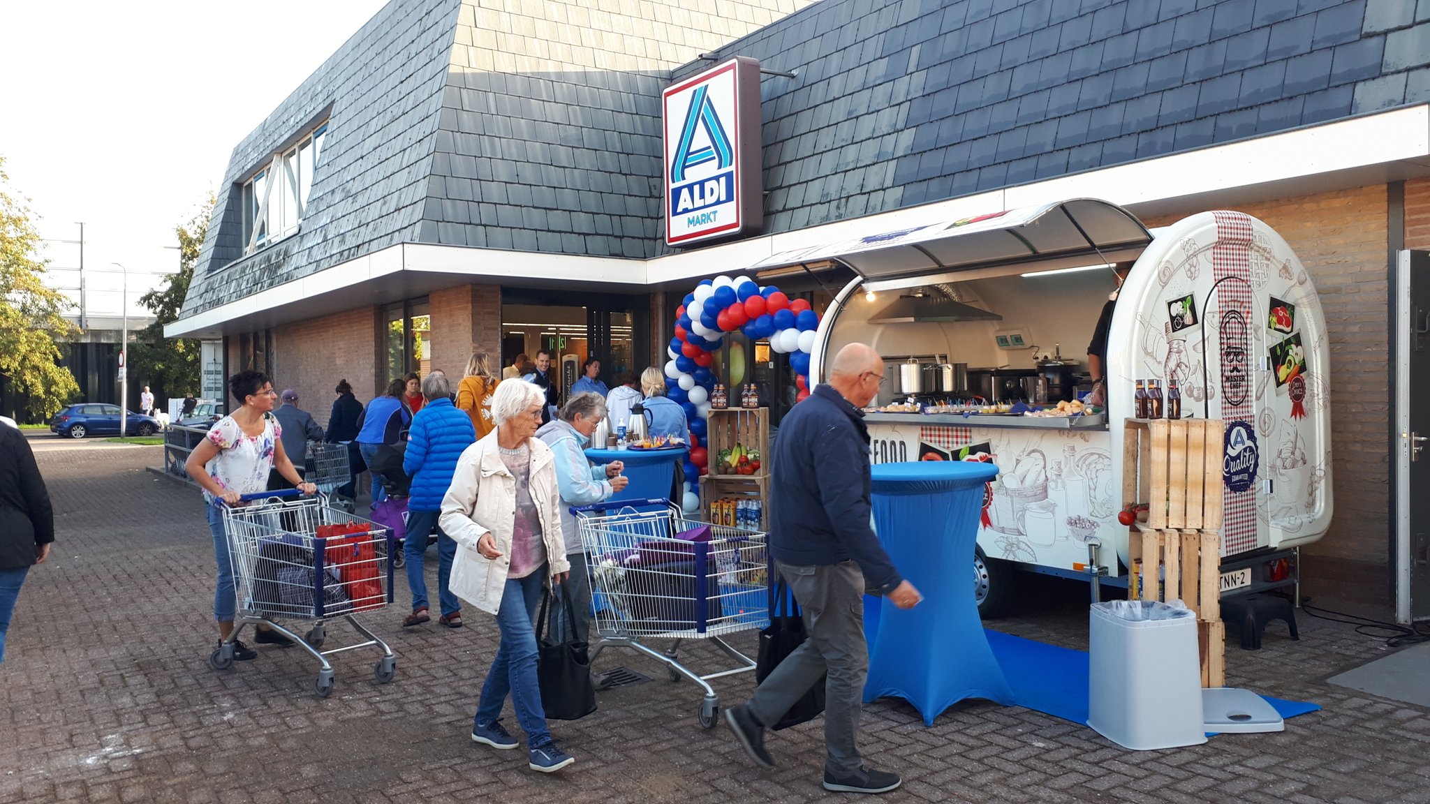 Topdrukte bij opening vernieuwde supermarkt Aldi - Sliedrecht24