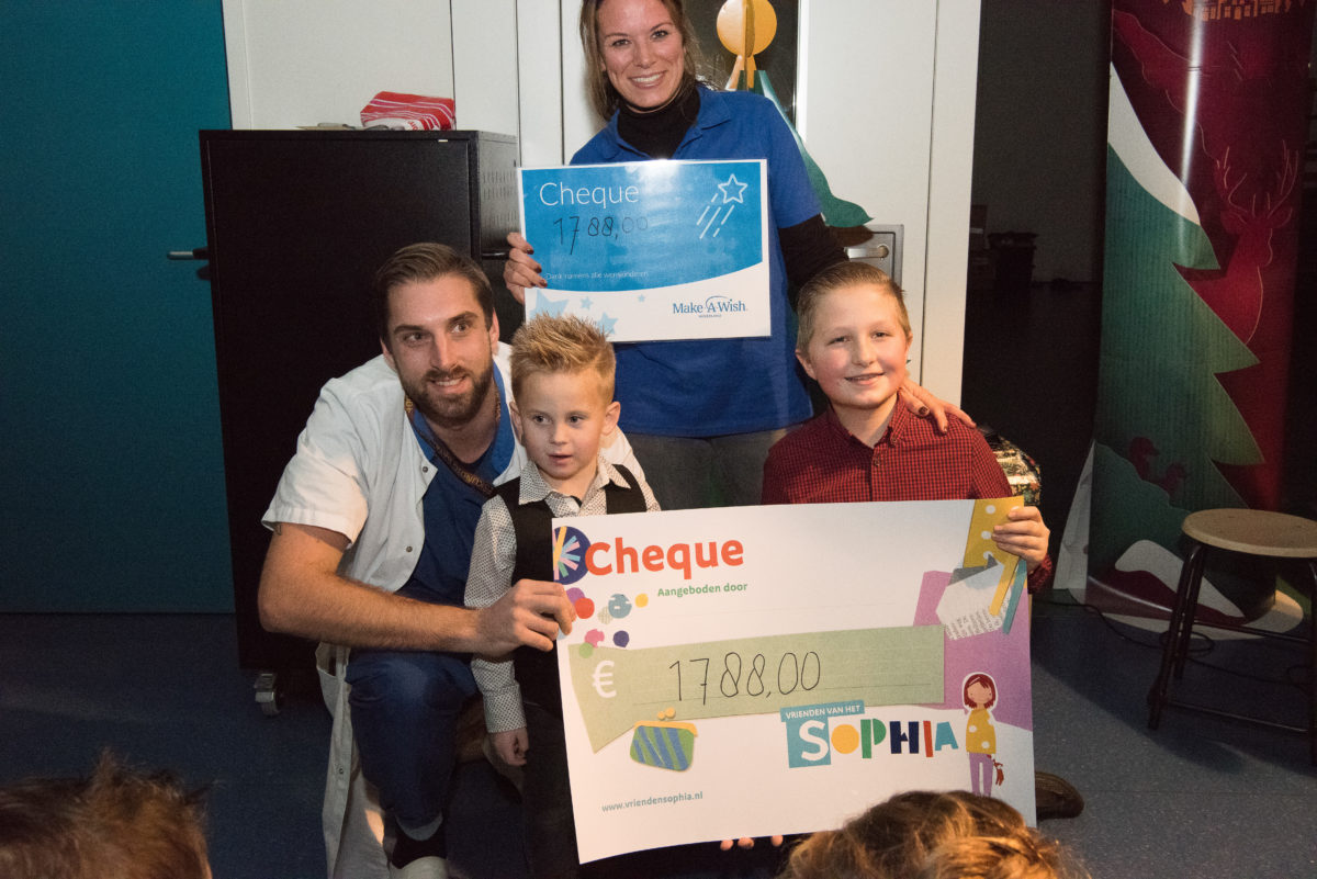 Roald Dahl deelt cheques opbrengst sponsorloop uit tijdens ...