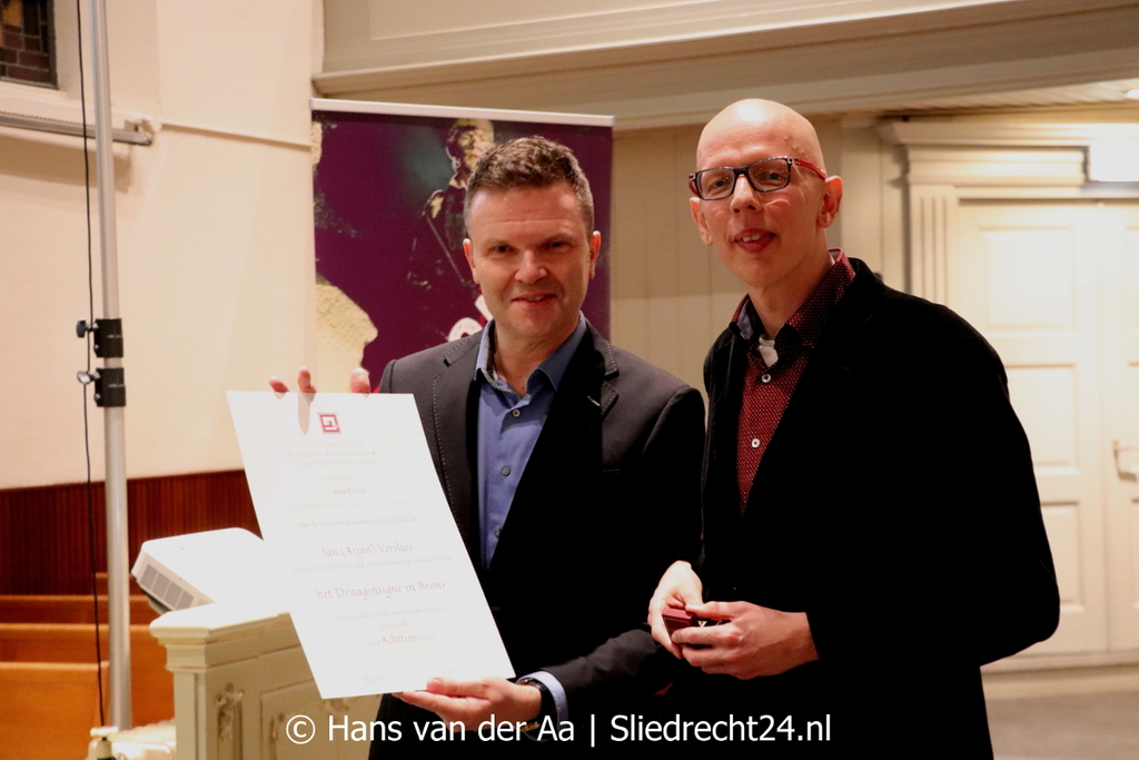 Draaginsigne in brons voor afscheidnemend organist Versluis - Sliedrecht24