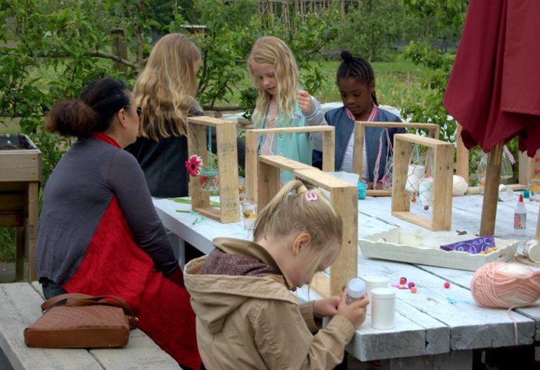 Kinderen knutselen voorjaarshanger bij Sociale Moestuin Sliedrecht ...