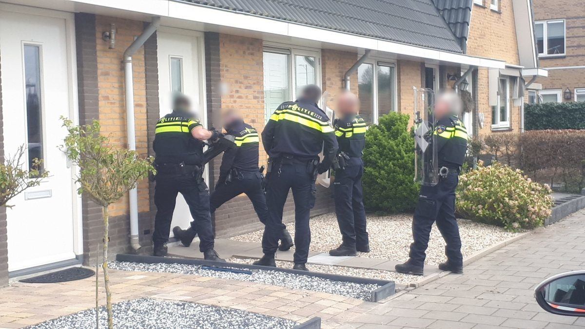 Politie wil man aanhouden in woning en gebruikt stormram - Sliedrecht24