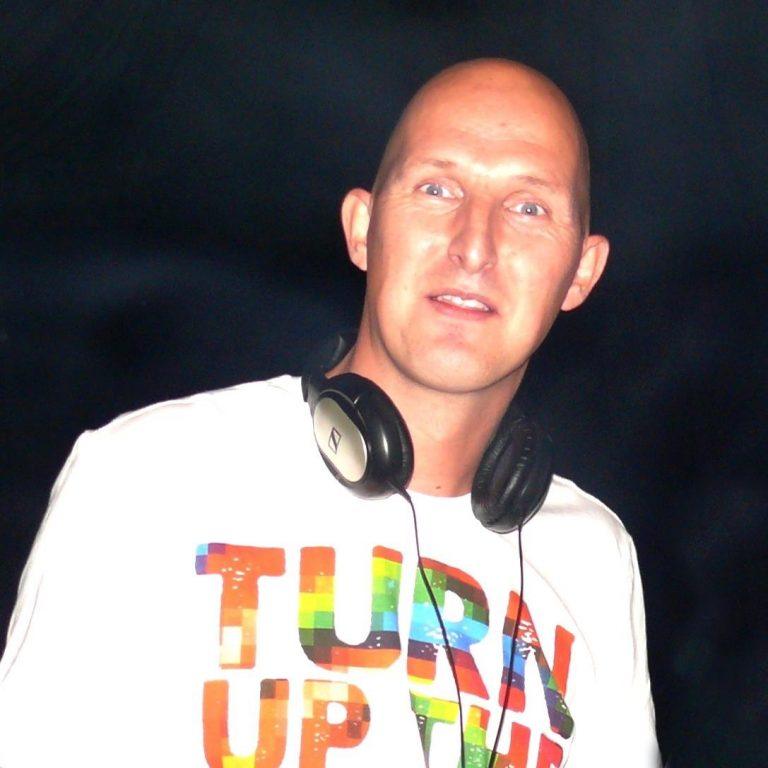 DJ Chris met Not So Serious Request in The Moonshine - Sliedrecht24