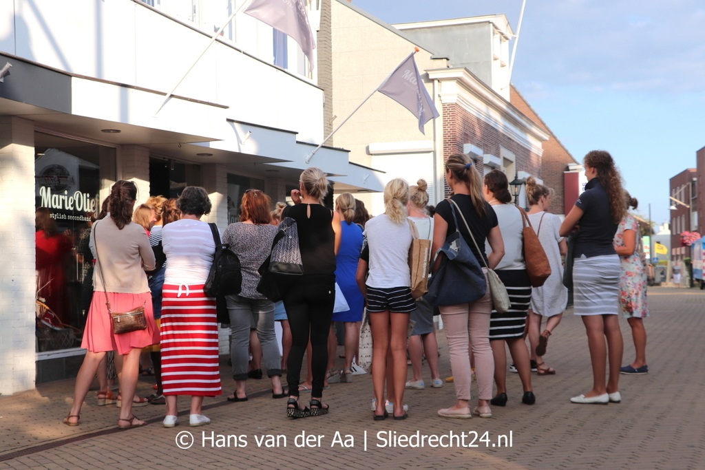 Klanten in rij bij MarieOlief voor nieuwe (najaars- en winter)collectie ...