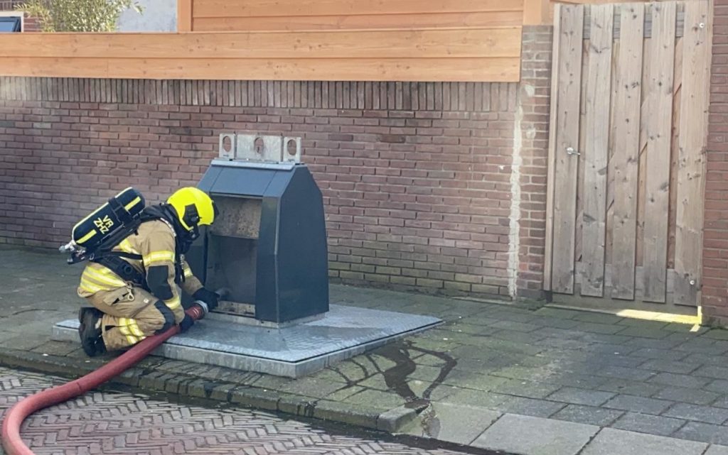 Brandweer maakt vuur in ondergrondse container uit - Sliedrecht24