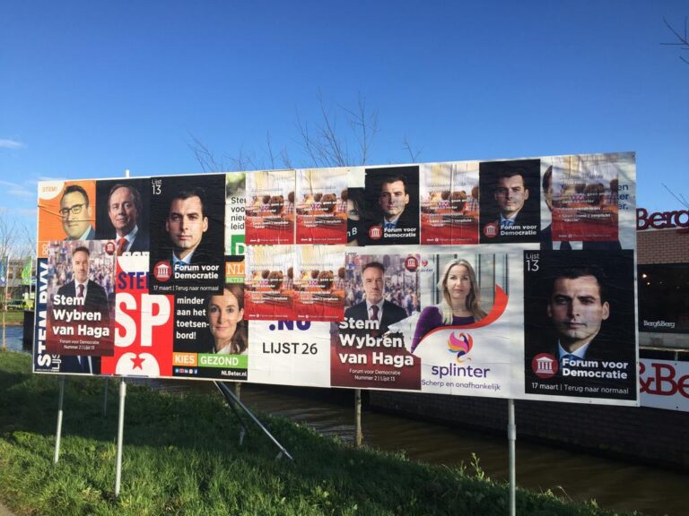 FvD overplakt posters van andere politieke partijen op verkiezingsbord ...