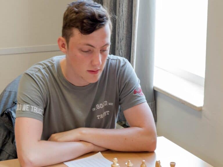 Gouden A-teamspelers redden eerste schaakteam; Gijsen maakt indruk ...