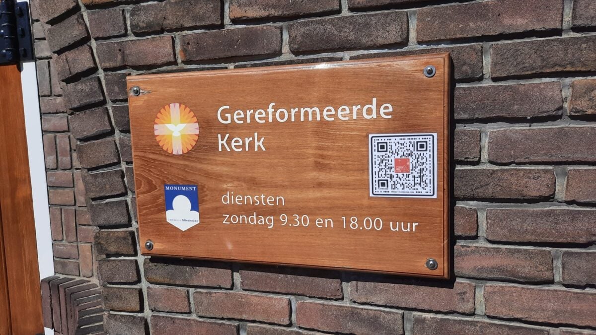 QR-code op bord aan kerkgebouw geeft toegang tot website - Sliedrecht24