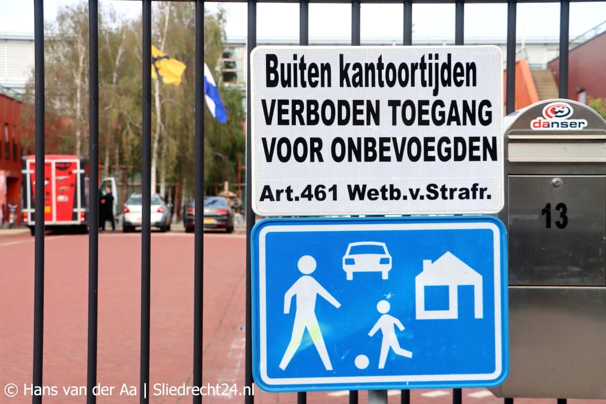Gemeente plaatst bord 'verboden toegang voor onbevoegden' nabij hek ...