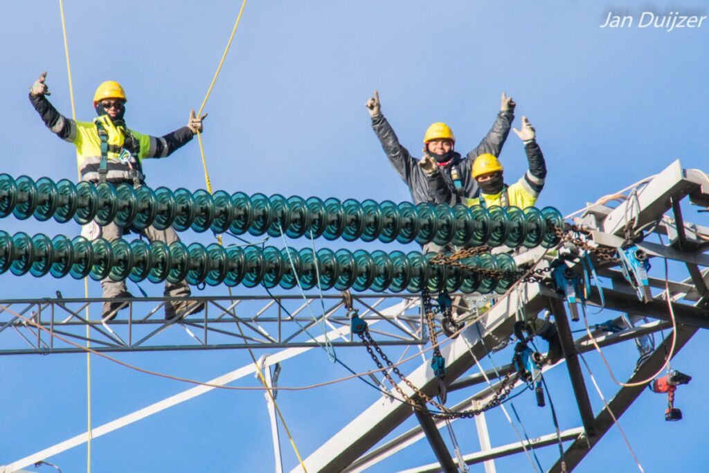 Werkzaamheden aan hoogspanningskabels spectaculair gezicht - Sliedrecht24