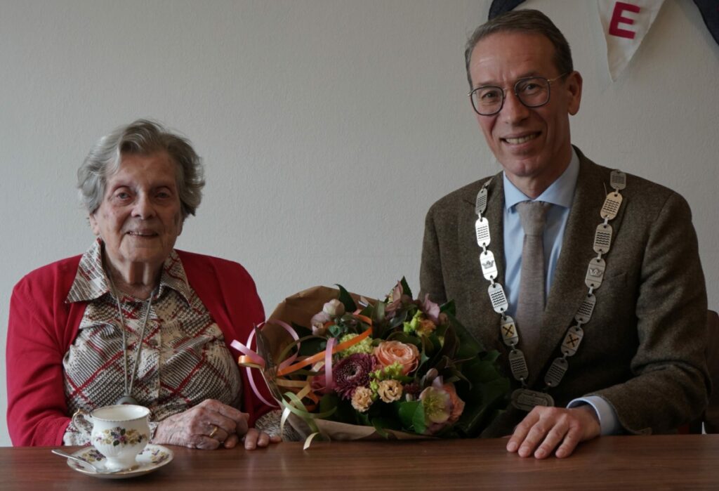Burgemeester bezoekt 103-jarige mevrouw Van de Grijp-den Hartog ...