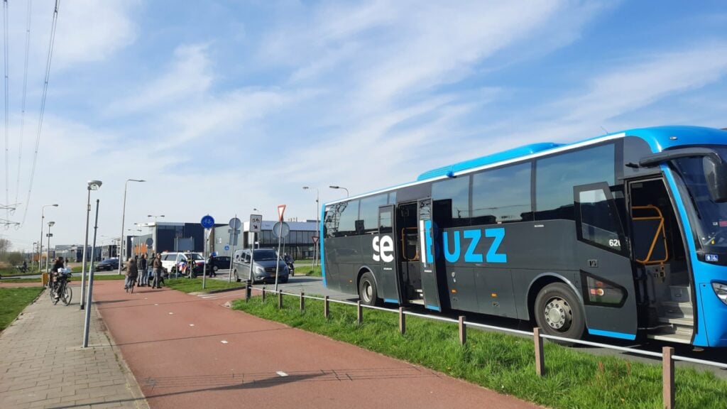 Fietser komt in botsing met bus van vervoersbedrijf - Sliedrecht24