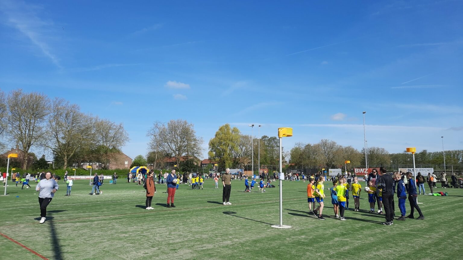 Groepen van basisscholen op het veld voor korfbaltoernooi - Sliedrecht24