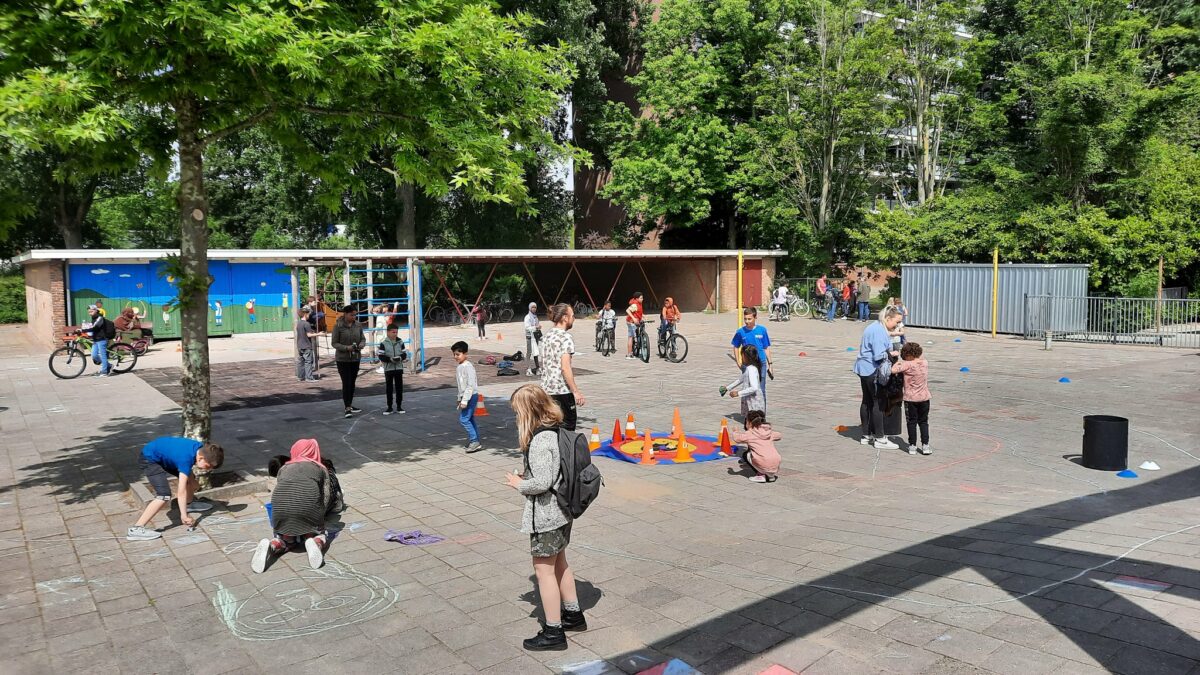 Kinderen genieten tijdens sportactiviteiten SOJS na schooltijd ...