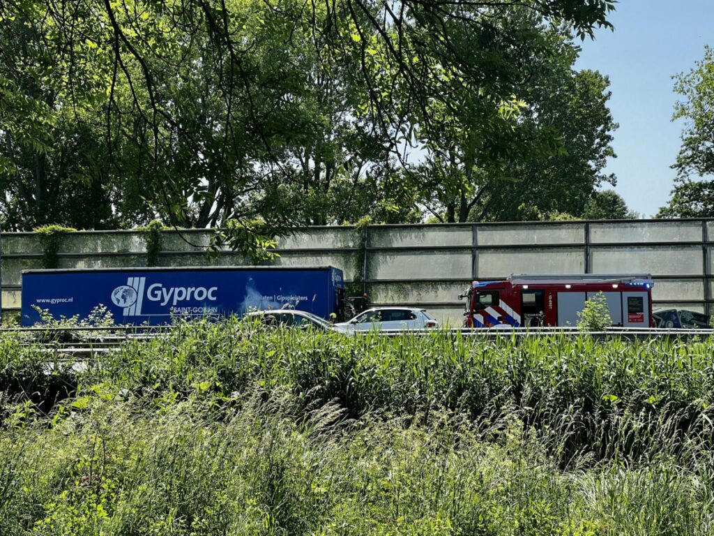 Assen van trailer van vrachtwagen lopen vast - Sliedrecht24