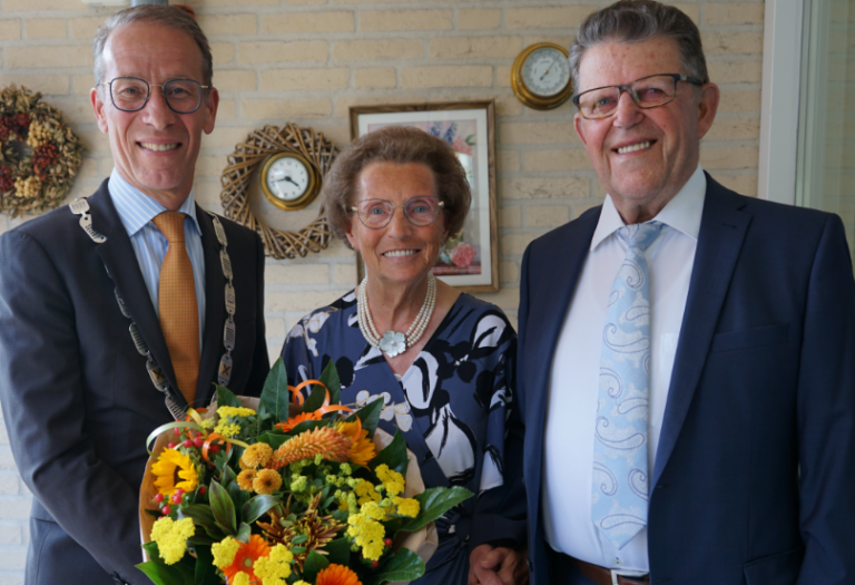 Echtpaar Van der Linden ontvangt burgemeester vóór officiële trouwdatum ...