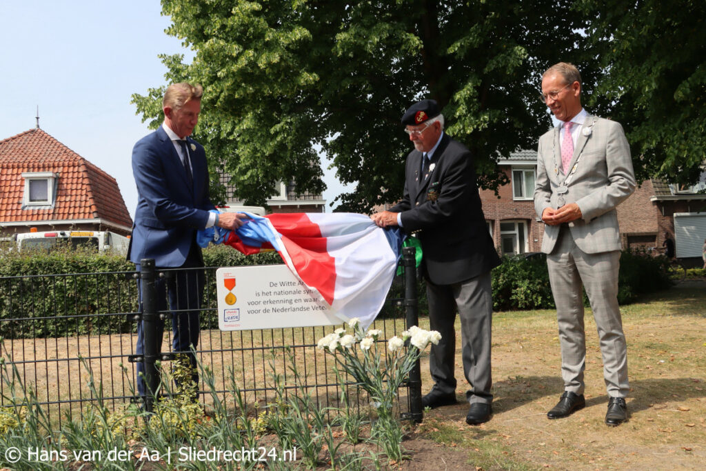 Veteranen geëerd met Witte Anjer Perk bij Crossline-monument - Sliedrecht24