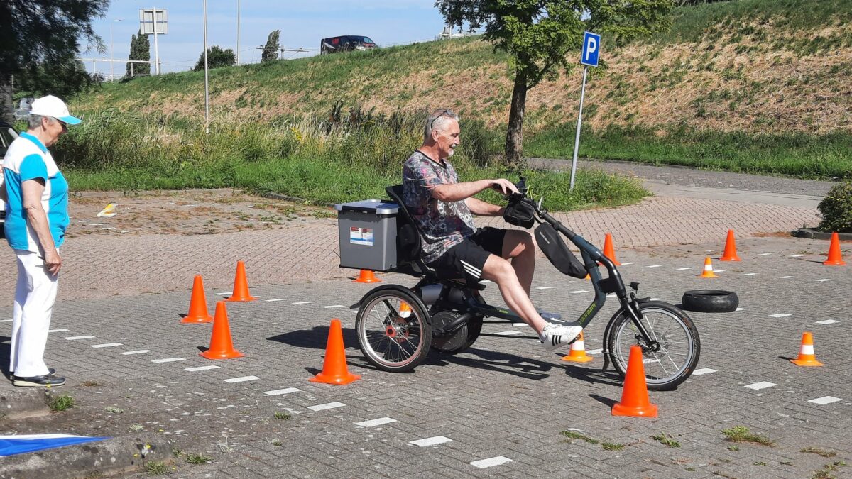 Opfriscursus voor rijders met scootmobiel en aangepaste fietsen ...