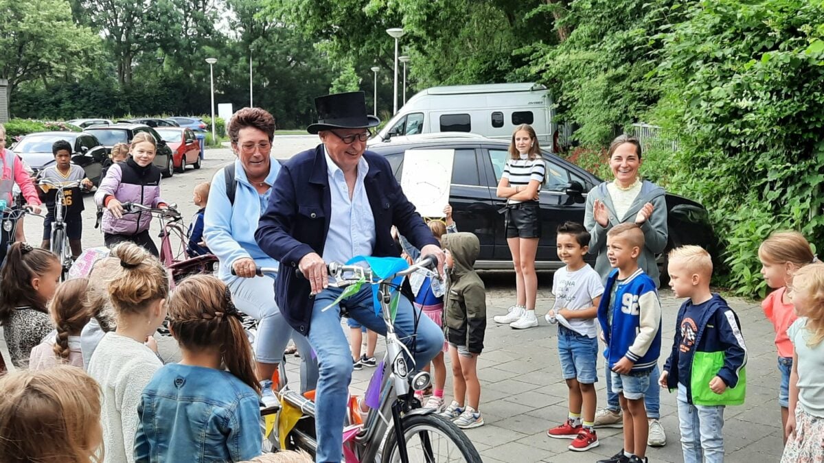 Openbare basisschool Roald Dahl neemt afscheid van meester Bot ...