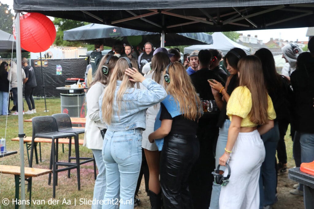 Regen stoorzender voor Rumours Silent Disco outdoor Festival - Sliedrecht24