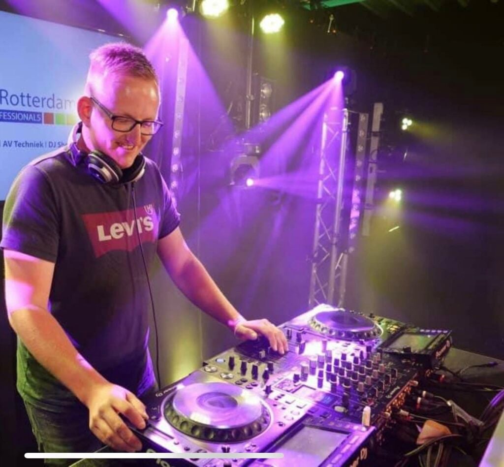 DJ Dave laat voetjes van de vloer gaan in Café Korevaar - Sliedrecht24