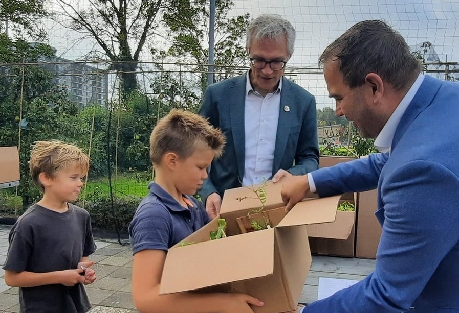 Gedeputeerde Potjer reikt eerste ECO M2 pakket uit aan Kaleb en Luuk ...