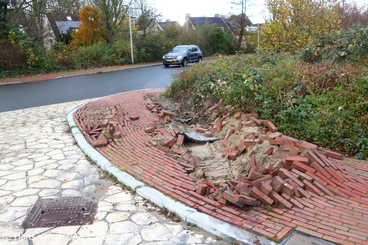 Mogelijk uitzonderlijk vervoer rijdt voetpad aan gruzelementen ...