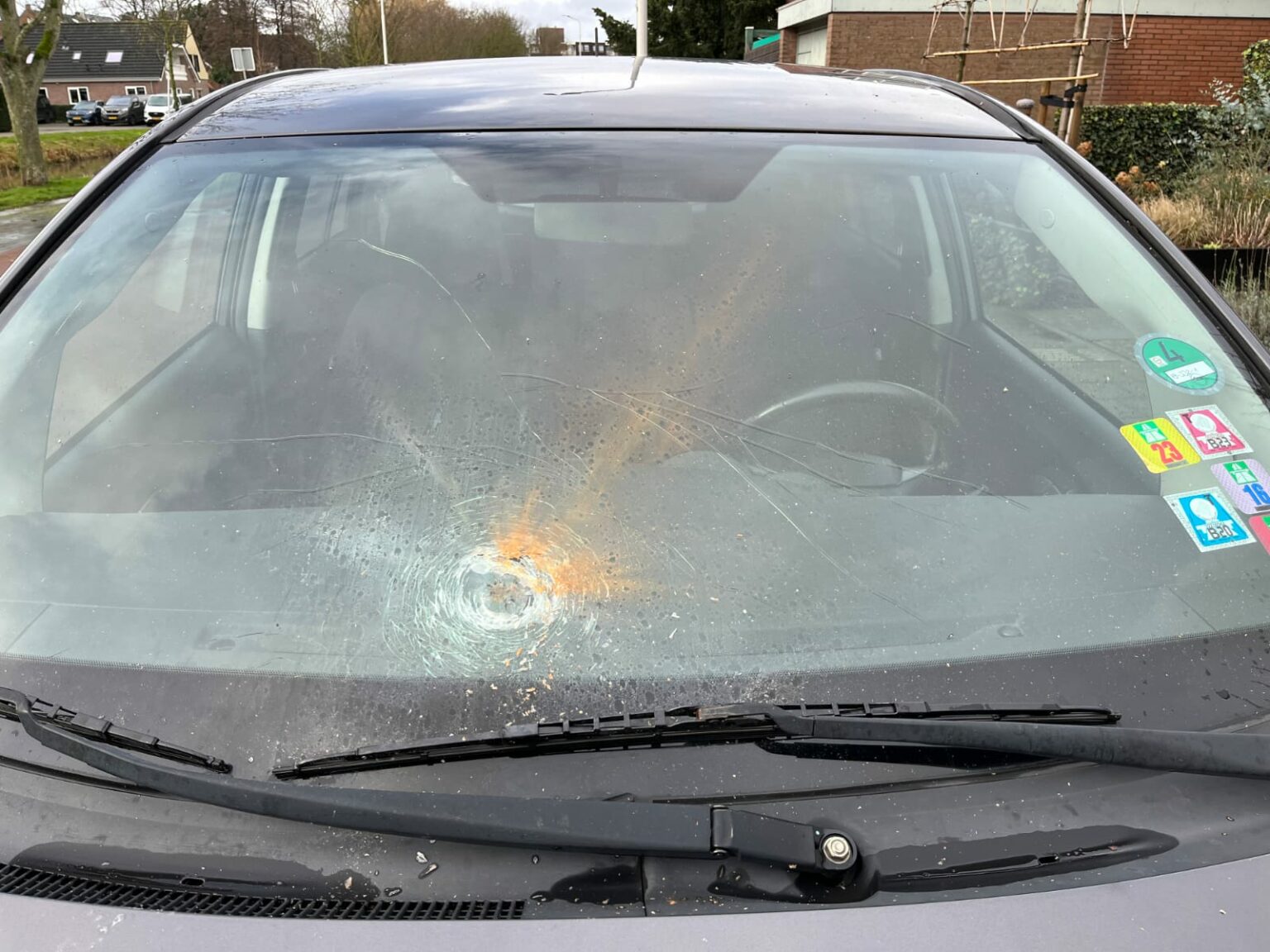 Vuurwerk veroorzaakt schade aan voorruit auto; oproep van eigenaar ...