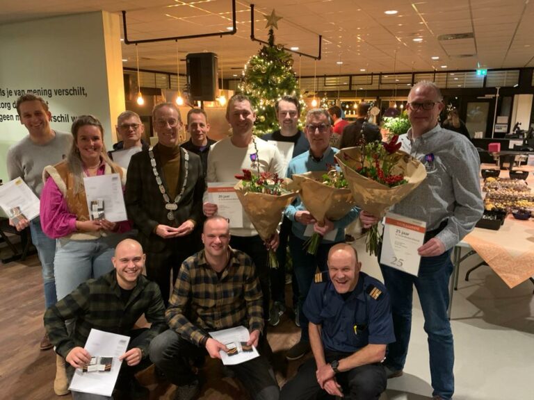 Brandweer reikt diploma's uit op jaaravond - Sliedrecht24