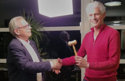 Blanken draagt voorzittershamer over van lokale afdeling De Zonnebloem ...