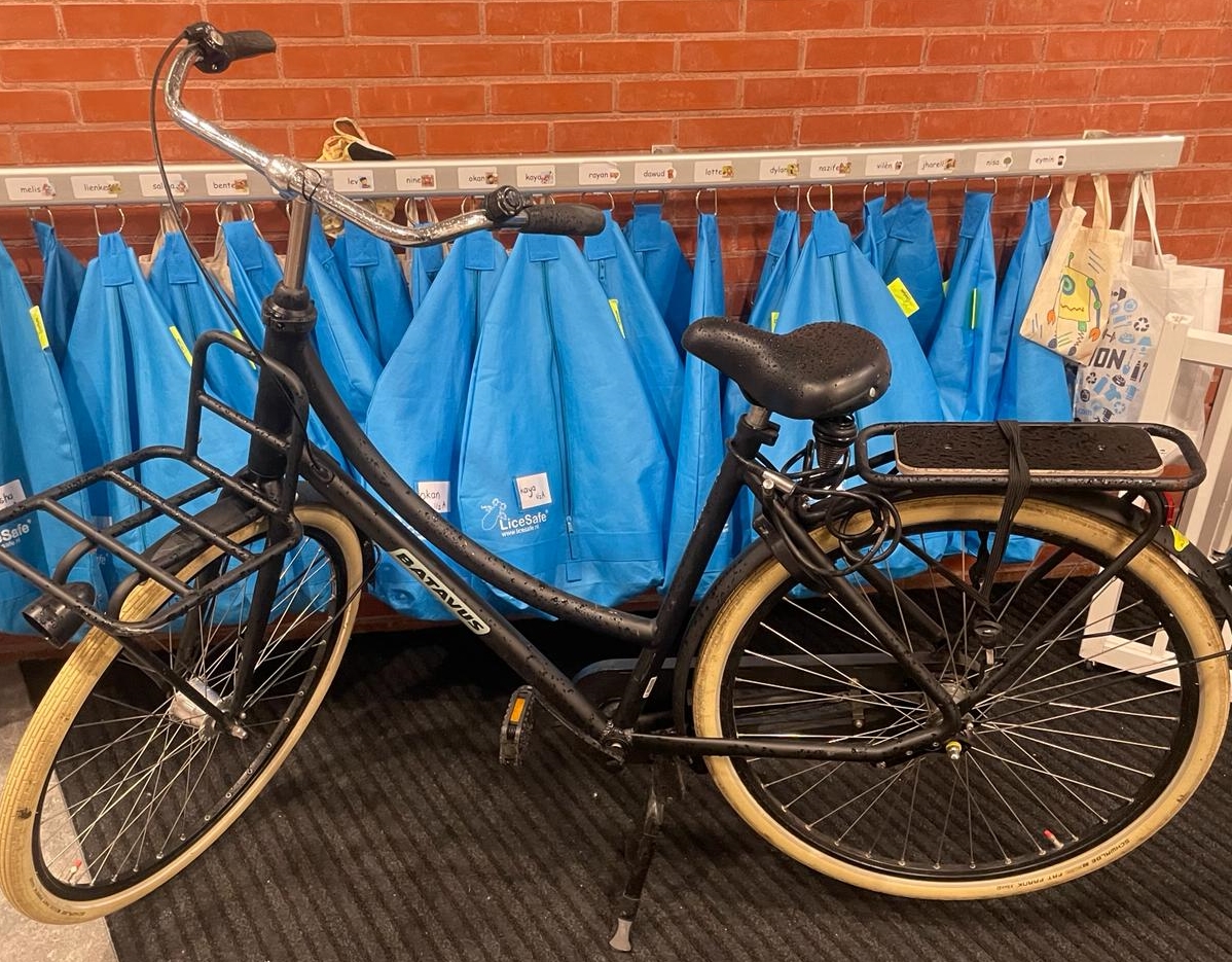 Gevonden fiets staat voorlopig binnen. Maar wie is de eigenaar ...