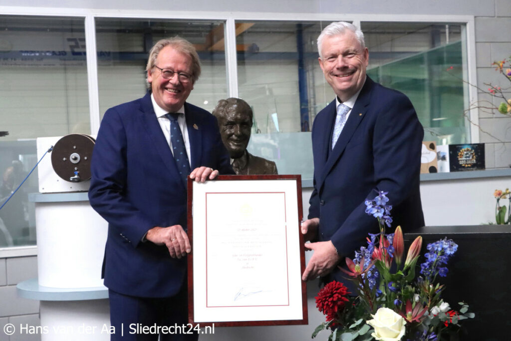 Glas- en Verfgroothandel J.L. van Es 100 jaar en krijgt Predicaat ...