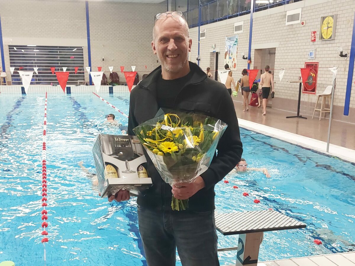 Nederveen vijftig jaar lid van Door Water Fit - Sliedrecht24