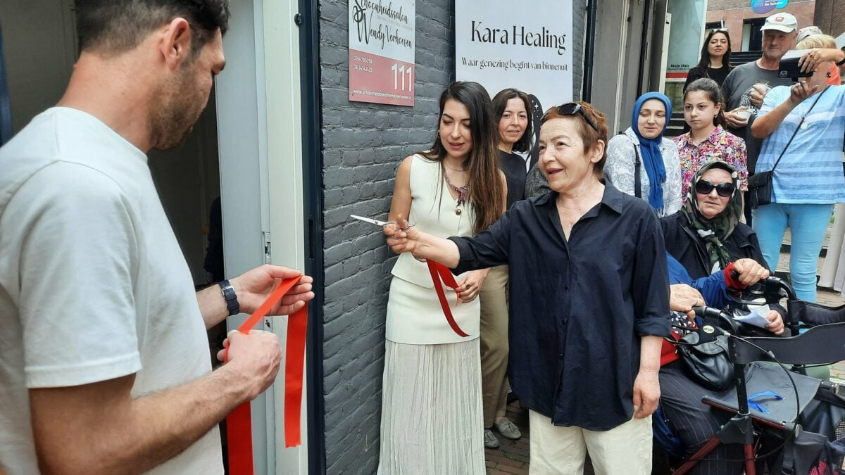 Moeder eigenaar Kara Healing verricht opening - Sliedrecht24