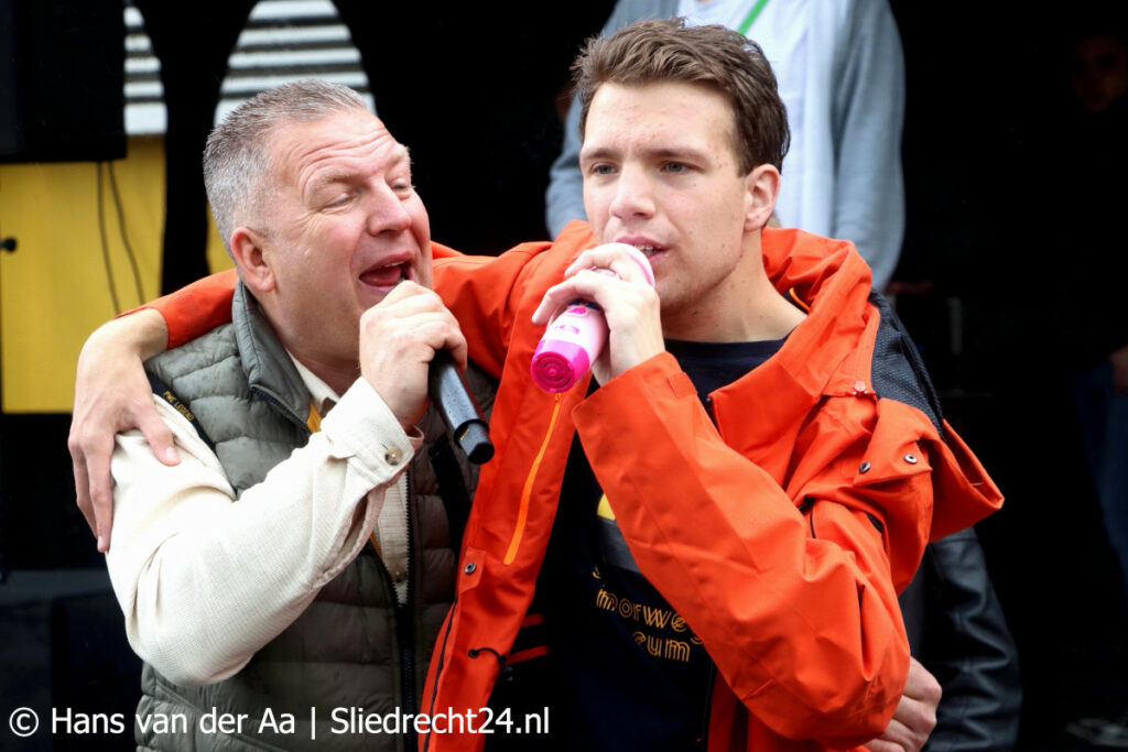 Zangers maken er voor bewoners en bezoekers Merwebolder één groot feest ...