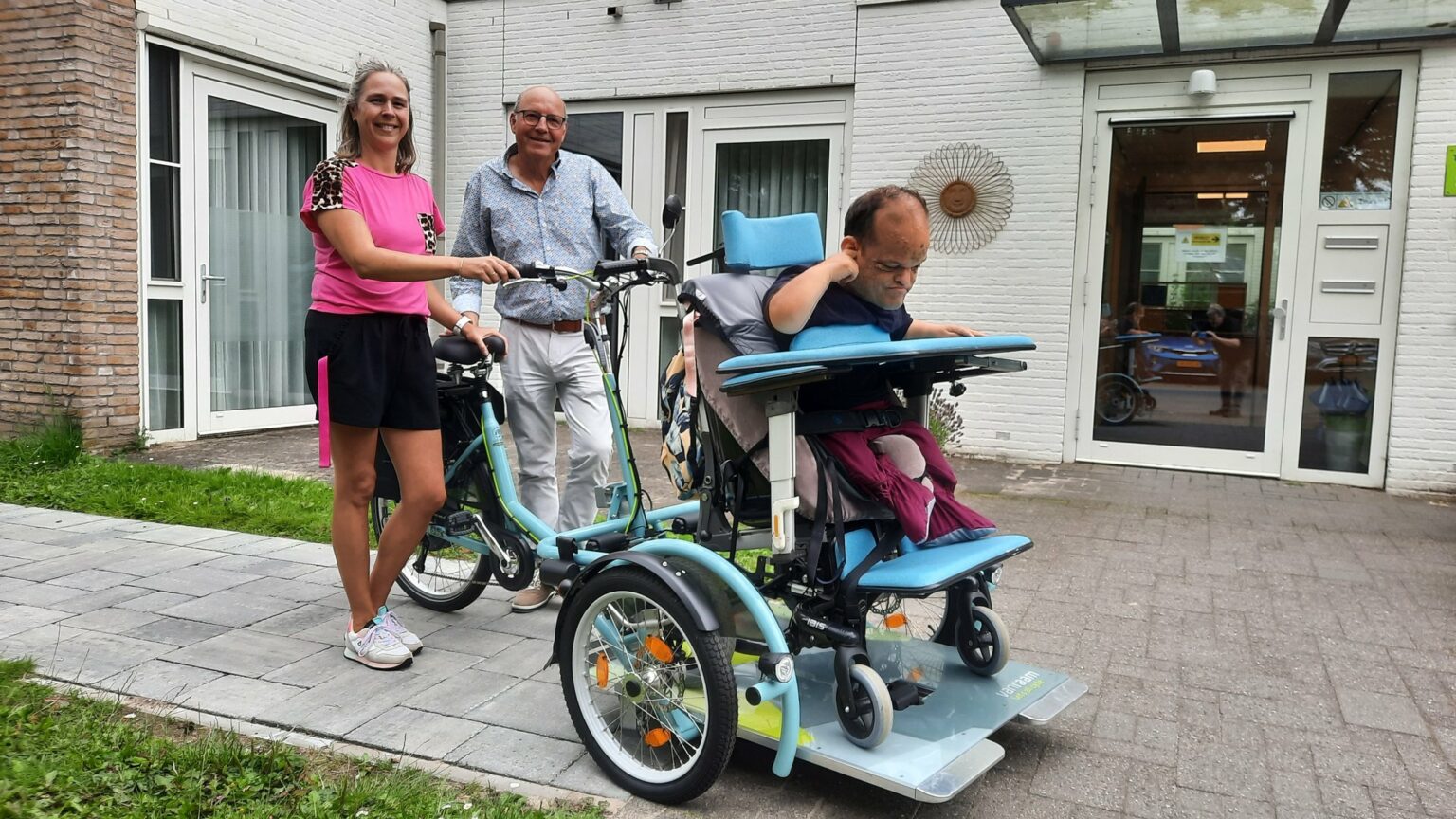 ASVZ neemt nieuwe duofiets voor rolstoelgebonden cliënten in gebruik ...