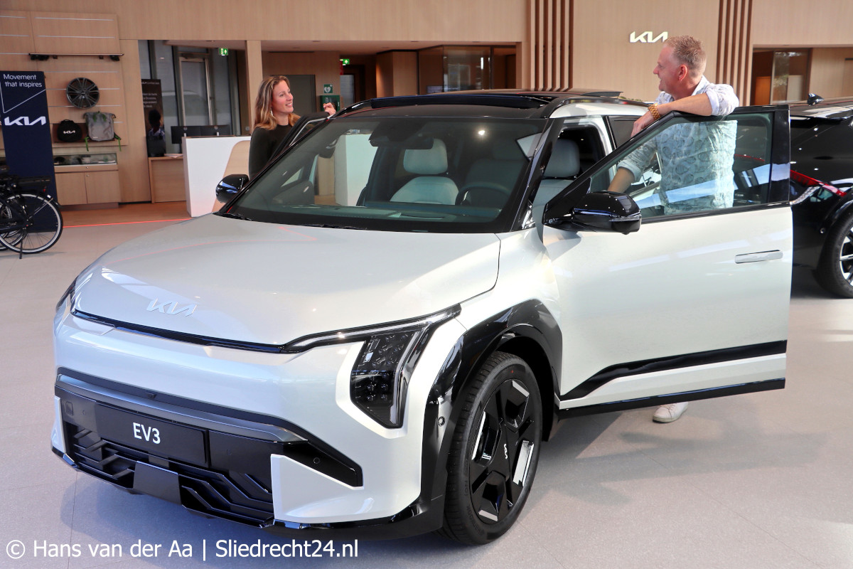 Klanten Kia De Waard maken kennis met nieuw model EV3 - Sliedrecht24