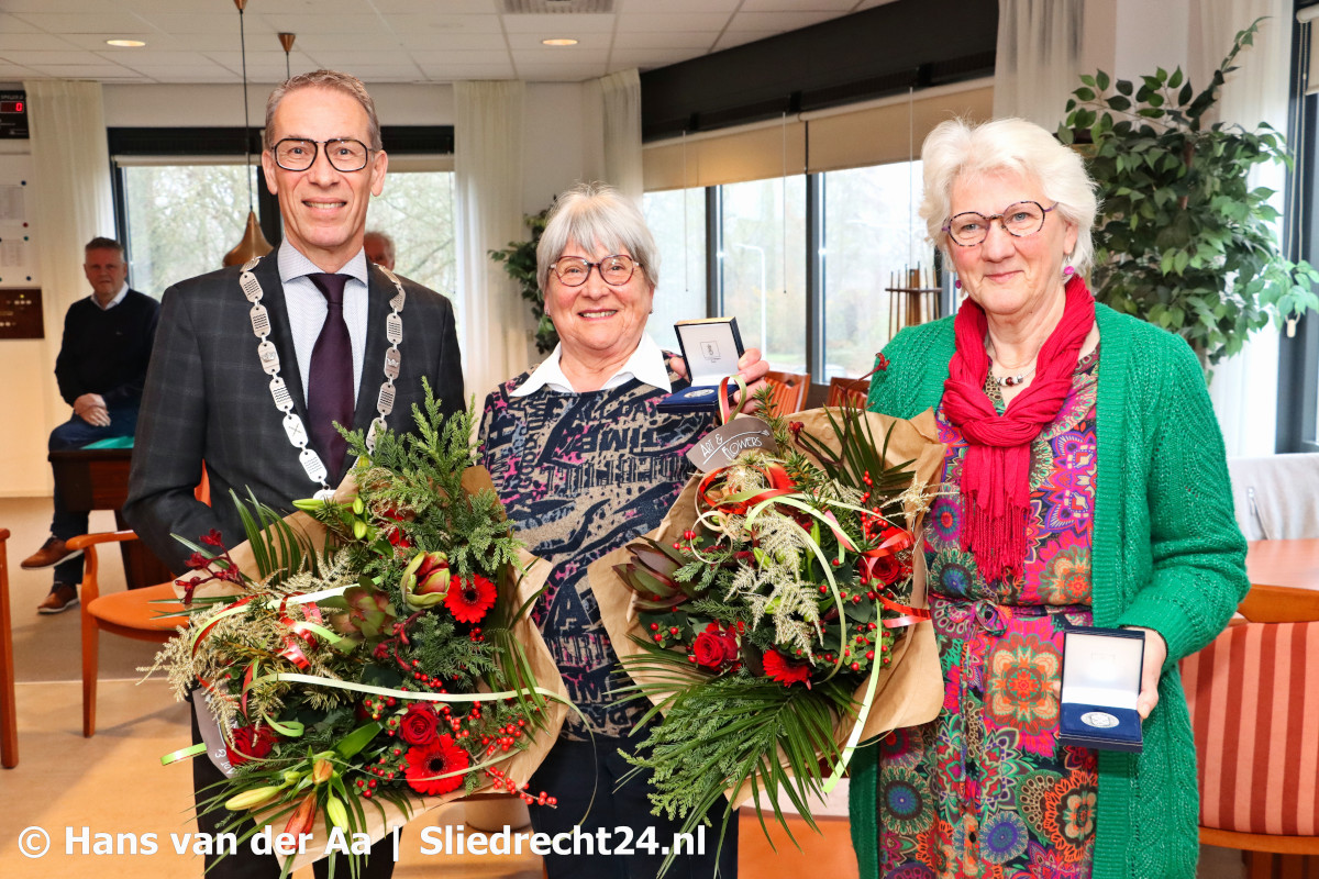 Gemeentepenning voor dames Van Oort en Rijneveld - Sliedrecht24
