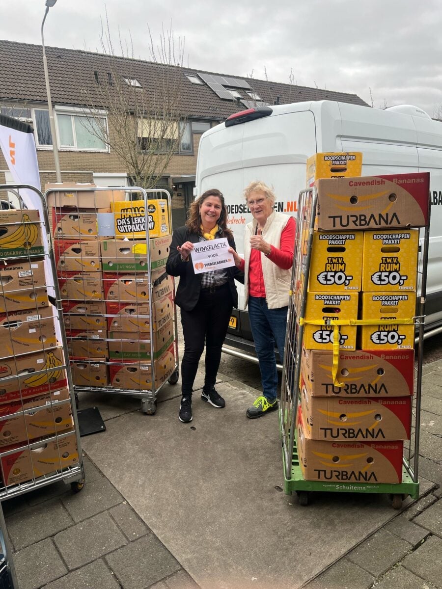 Dozen vol met etenswaren Jumbo Slingerland voor voedselbank - Sliedrecht24